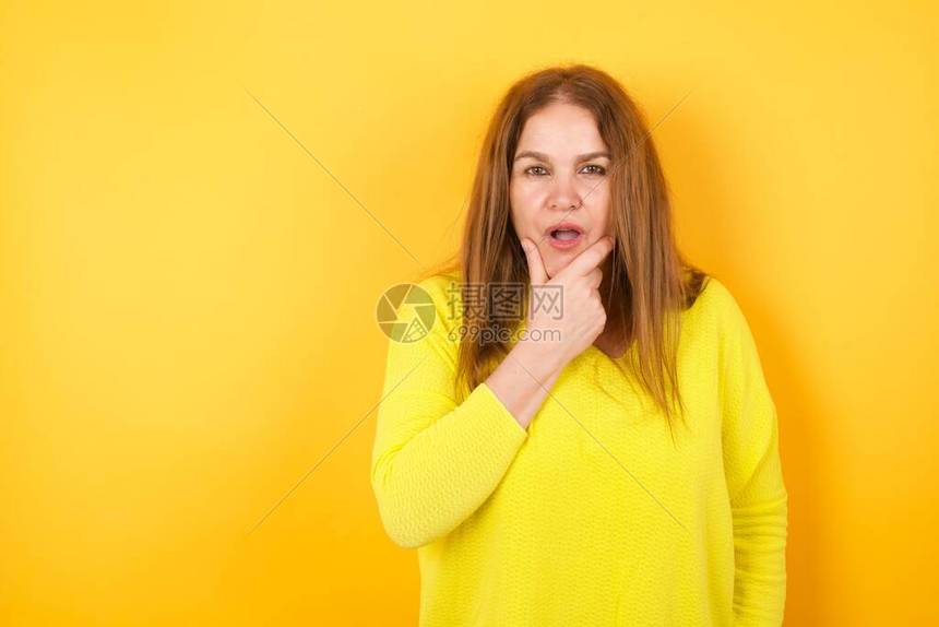 美丽的成熟女人看着迷恋着难以置信惊讶和惊异的表情高清图片下载-正版图片504241357-摄图网