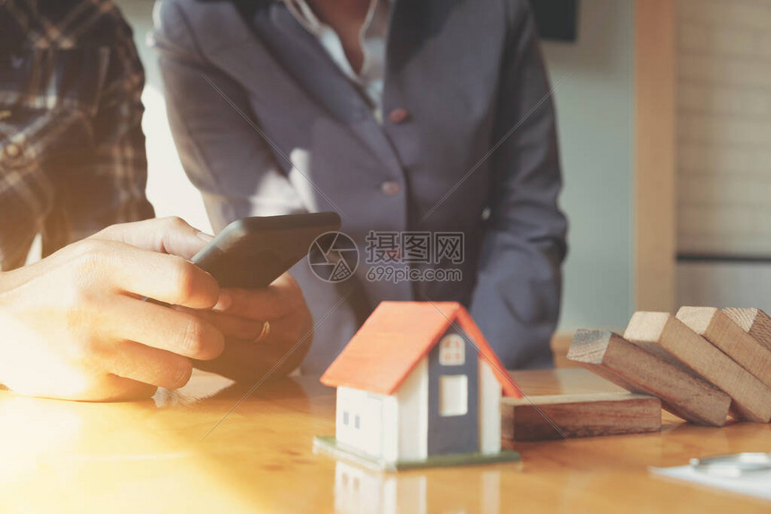 房地产和按揭投资商人持有电话和签高清图片下载-正版图片504247771-摄图网