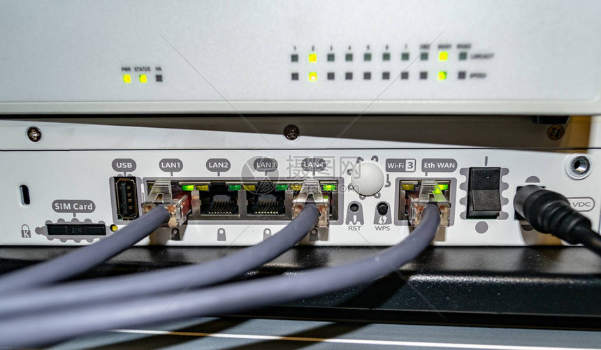 与Wifi路由器组成的通信网络连接的若干RJ4高清图片下载-正版图片504254686-摄图网