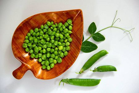 木制背景盘子里的新鲜豌豆高清图片下载-正版图片502826631-摄图网