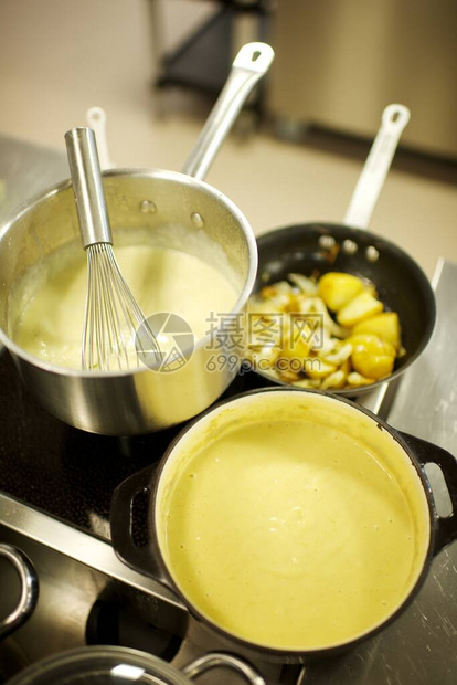 在厨房里准备和展示美食和美酒高清图片下载-正版图片504282808-摄图网