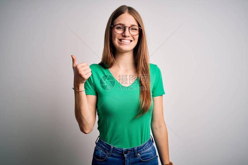 年轻漂亮的红发女人穿着休闲的绿色t恤和眼镜高清图片下载 正版图片504294117 摄图网