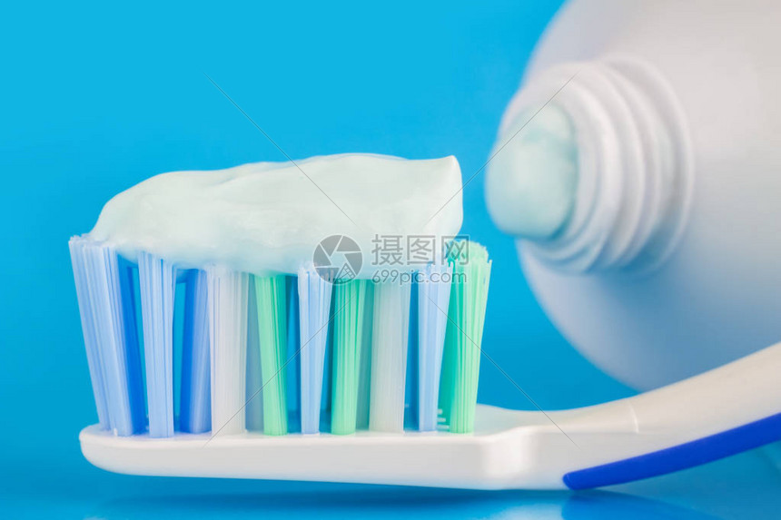牙刷上的牙膏蓝底的牙膏管以前景为重点高清图片下载-正版图片504299191-摄图网