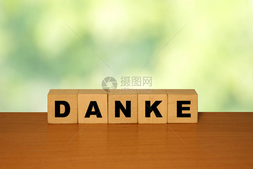 DANKE在有绿色自然回春的立方块上的木桌纸上发来的D高清图片下载-正版图片504302015-摄图网