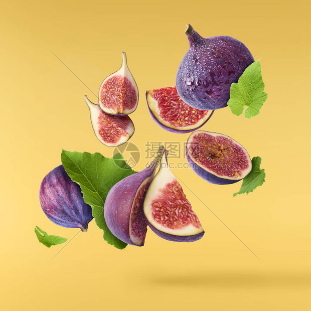 在空气中飞翔新鲜的成熟整体切开黄面上陈列的Figs高清图片下载-正版图片504303362-摄图网