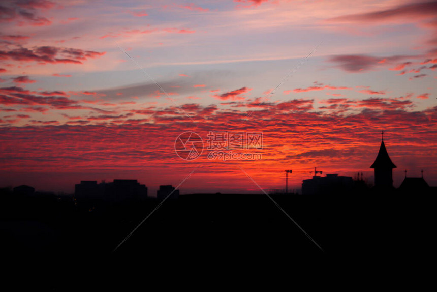 清晨日出时红天空满是橙色的云高清图片下载-正版图片504304697-摄图网