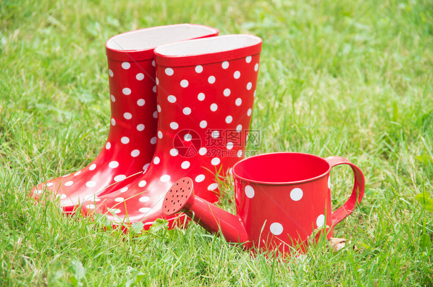 红靴子和喷壶高清图片下载-正版图片504304832-摄图网