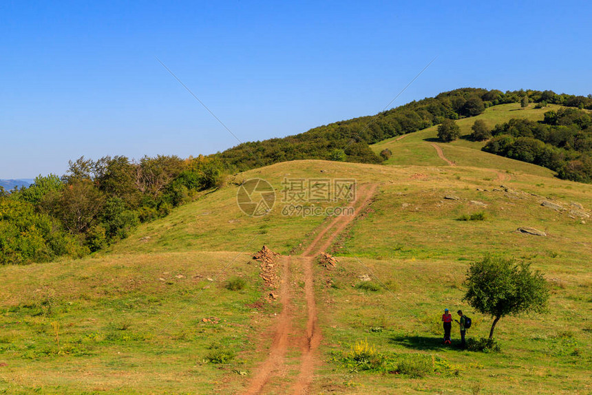 从Eleshnitsa到Murgash首脑会议的跟踪高清图片下载-正版图片504307278-摄图网