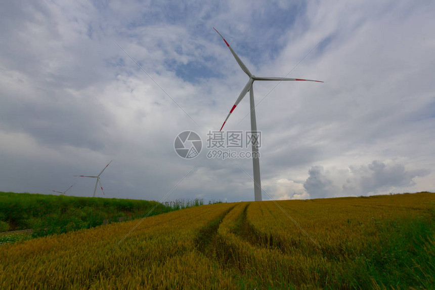 Wildmill站在蓝天山的田野上高清图片下载-正版图片504335188-摄图网