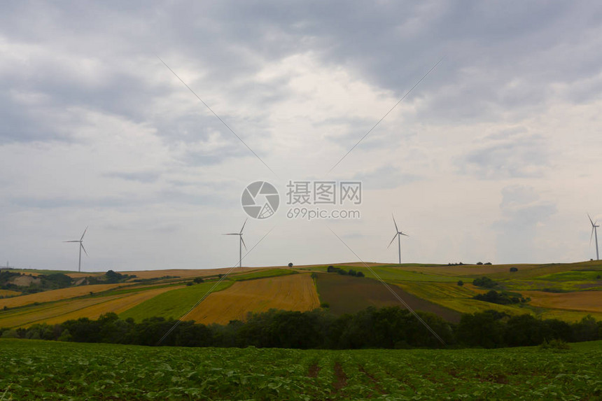 Wildmill站在蓝天山的田野上高清图片下载-正版图片504335197-摄图网