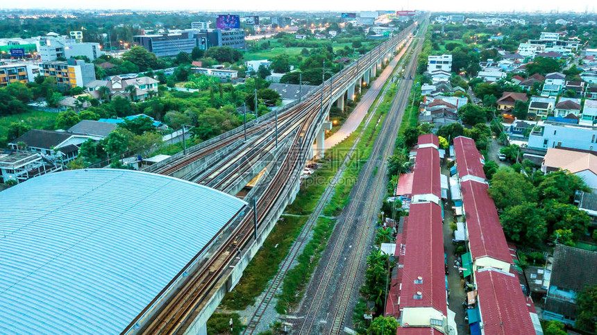 早上时间的电动火车鸟瞰图高清图片下载-正版图片504336221-摄图网