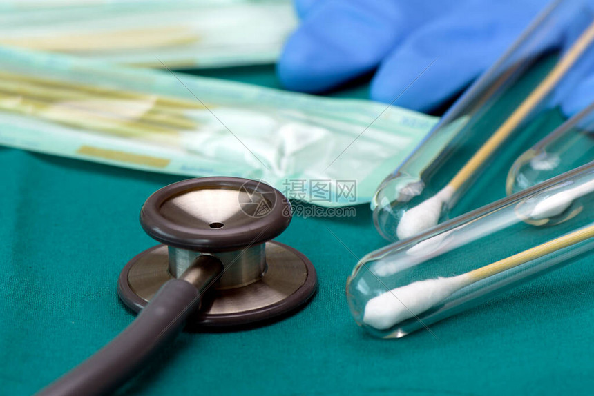 大部分对新的冠状菌株的测试都涉及取一个Swab高清图片下载-正版图片504339989-摄图网