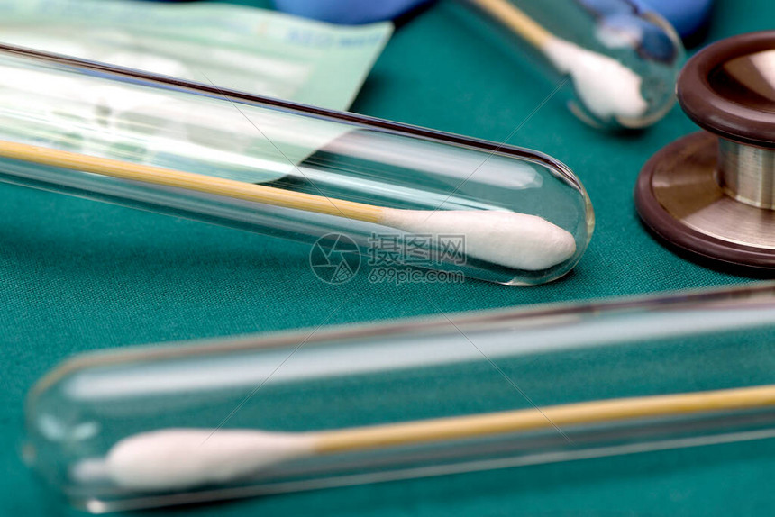 大部分对新的冠状菌株的测试都涉及取一个Swab高清图片下载-正版图片504340025-摄图网