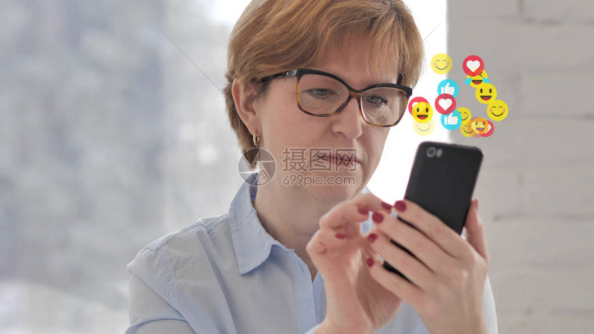 在智能手机Emojis和Likes上观看高清图片下载-正版图片504363274-摄图网