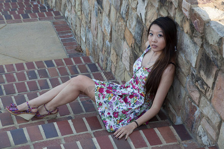 坐在长凳上的漂亮亚洲女人高清图片下载-正版图片504385731-摄图网