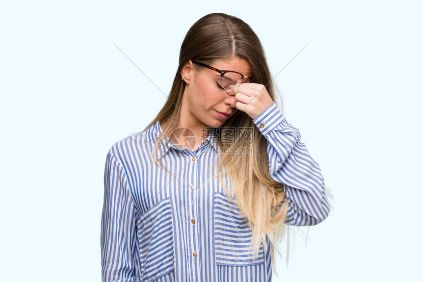 美丽的年轻女子穿着优雅的衬衫和眼镜累了揉鼻子和眼睛感到疲劳和头痛压力高清图片下载 正版图片504366663 摄图网