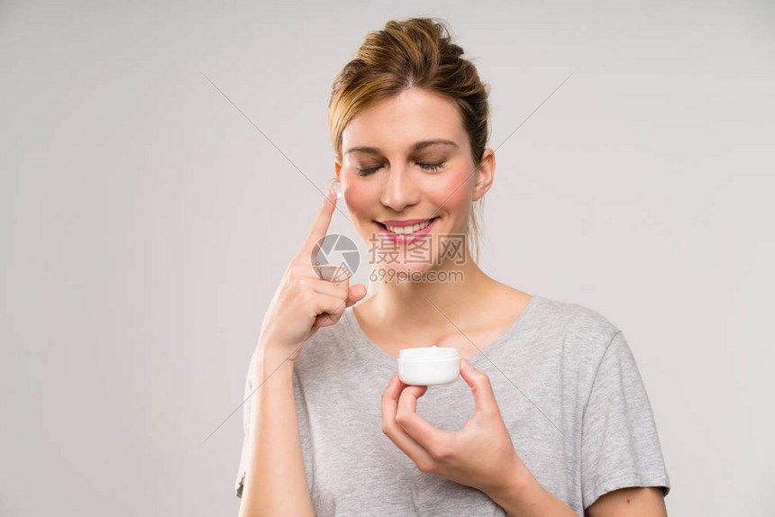 金发碧眼的金发年轻女人用高清图片下载 正版图片504367845 摄图网