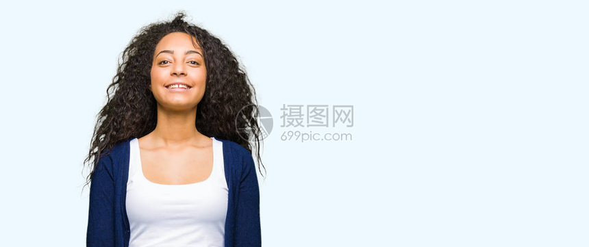 长着卷发的年轻美女面带笑容又快乐又高清图片下载 正版图片504373423 摄图网