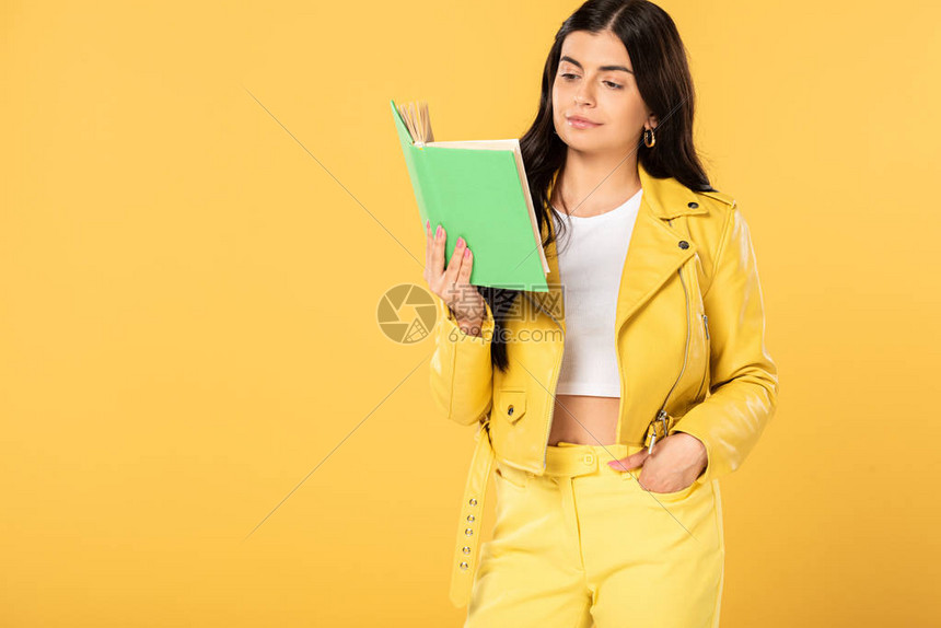 满脸微笑的黑发女孩阅读书高清图片下载-正版图片504375264-摄图网