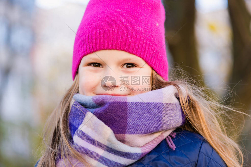 穿着大围巾和明亮的粉红色帽子的孩子关门了快乐女孩小高清图片下载-正版图片504375942-摄图网