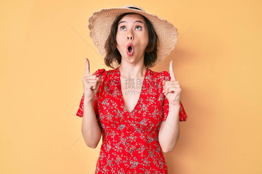 穿着暑期帽子的年轻漂亮女孩惊讶地抬头高清图片下载 正版图片504379091 摄图网