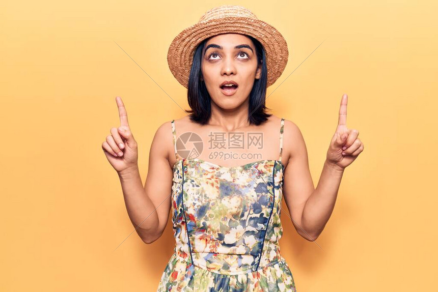 穿着暑期帽子的年轻漂亮的拉丁女人惊讶地抬头高清图片下载 正版图片504379390 摄图网