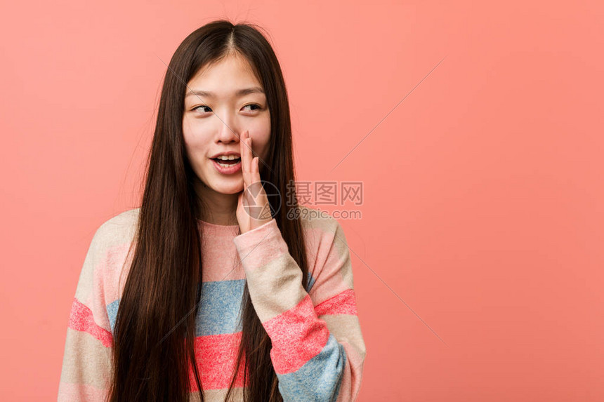 年轻酷的女人在说一个秘密热辣的新闻高清图片下载 正版图片504379695 摄图网