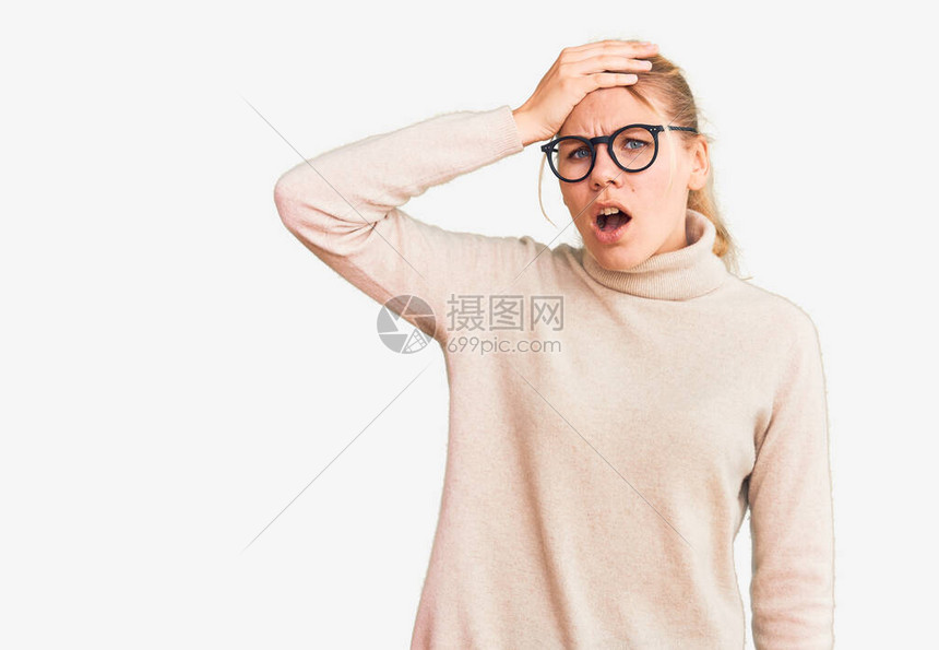 穿着上衣毛和眼镜的年轻金发美女高清图片下载 正版图片504381371 摄图网