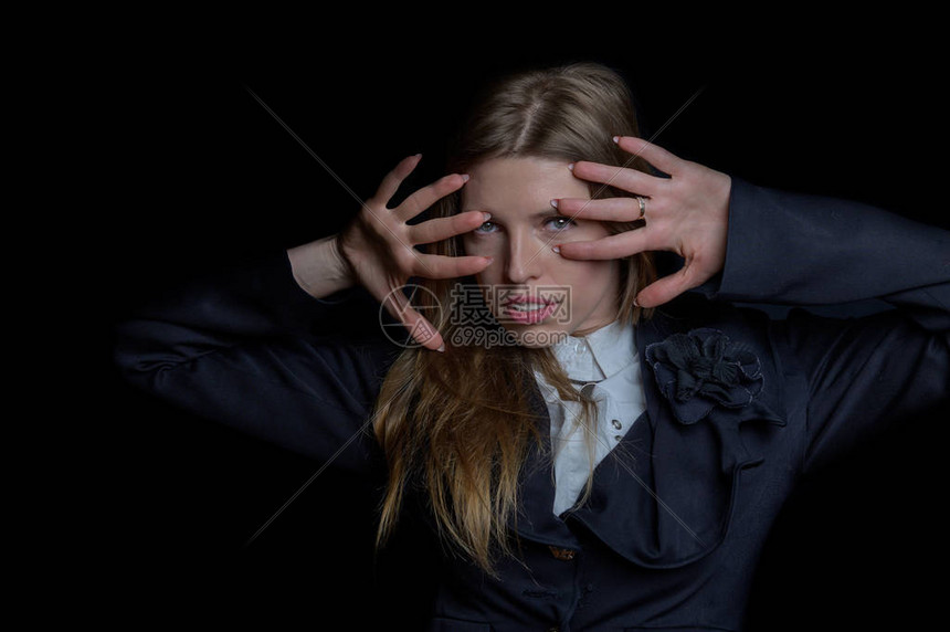 女人从眼睛上移开手高清图片下载-正版图片504381615-摄图网