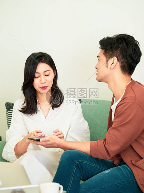 年轻夫妇在家里意见不合高清图片下载 正版图片504384831 摄图网