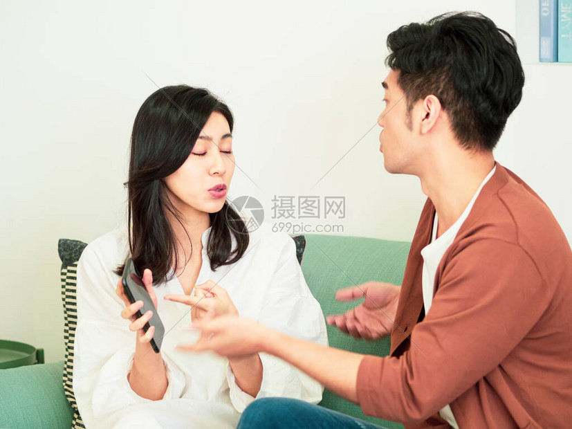年轻夫妇在家里意见不合高清图片下载 正版图片504384855 摄图网