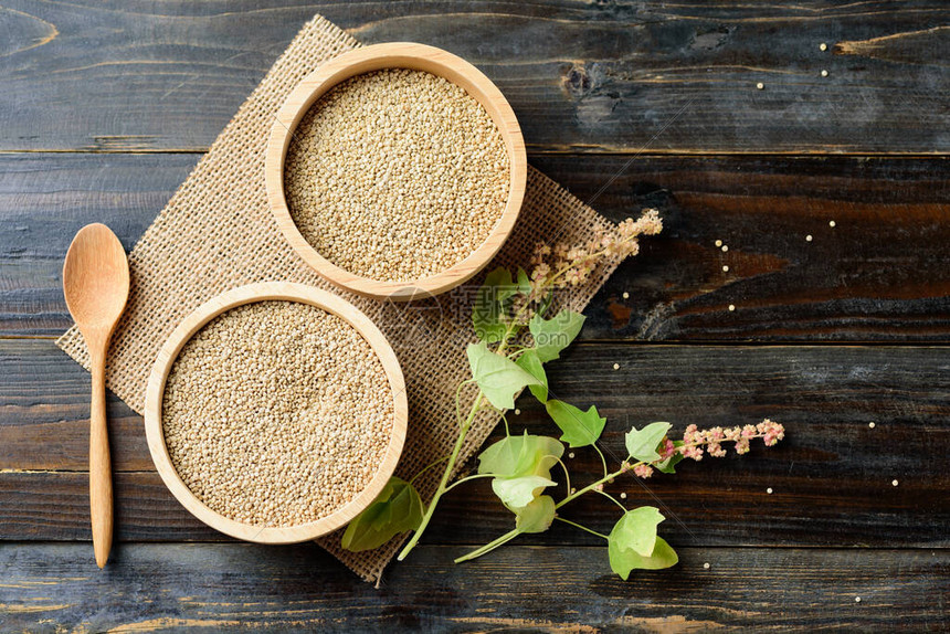 碗中的有机生棕褐质quinoa种子和木本底的奎诺亚植物健高清图片下载-正版图片504396666-摄图网