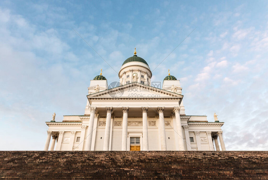 赫尔辛基Luteran大教堂的低角度视野高清图片下载-正版图片504421053-摄图网