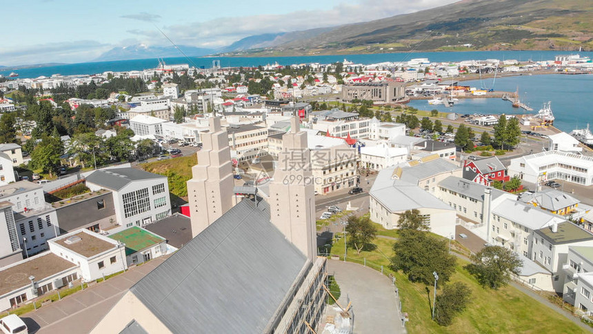 冰岛Akureyri镇的空中景象在阳光灿高清图片下载-正版图片504421227-摄图网