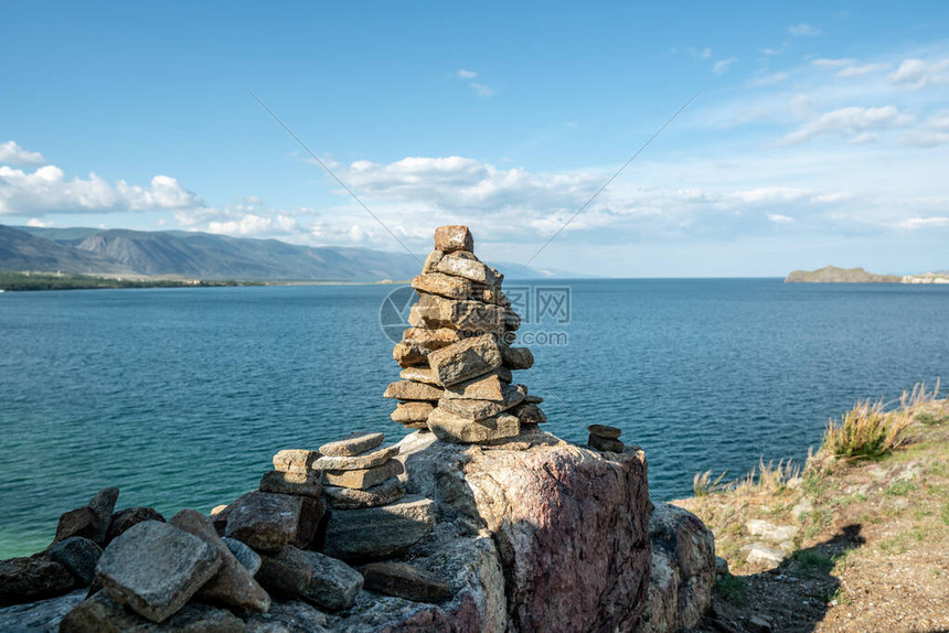 在Baikal湖背景的天上建起的石头坑平静和与自然高清图片下载-正版图片504421260-摄图网