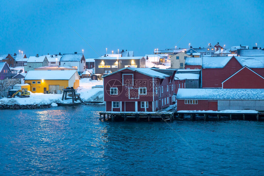 冬季挪威海滨的瓦尔多市高清图片下载-正版图片504425761-摄图网