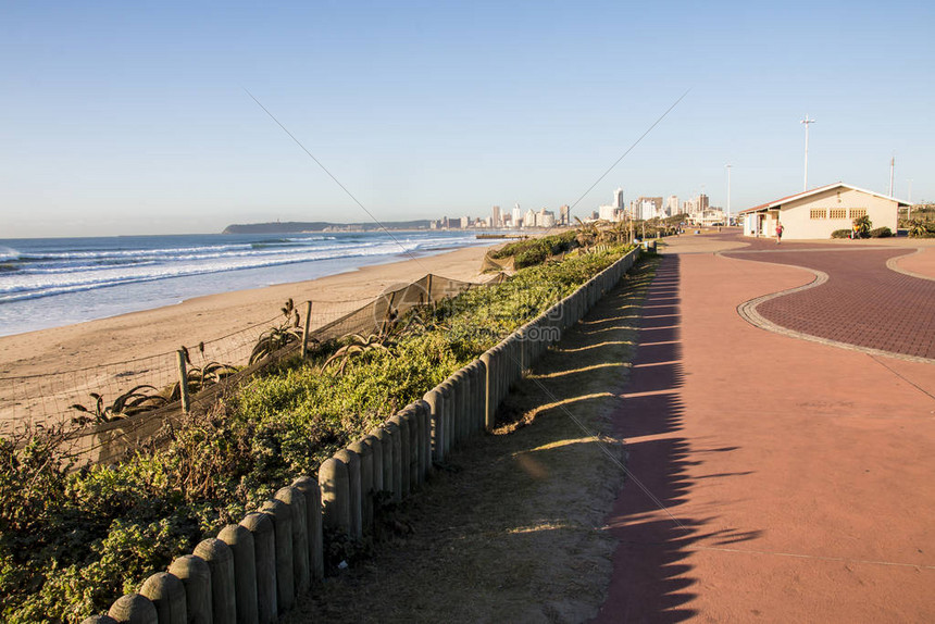 德班海滩前的Pedrian路道前面高清图片下载-正版图片504426837-摄图网