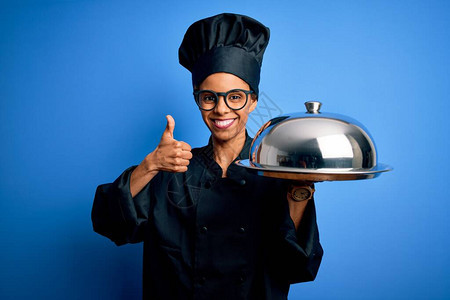 身戴主厨帽的高级厨师佩戴大厨帽子高清图片下载-正版图片502984634-摄图网