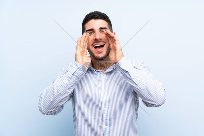 白种人英俊的白人帅哥在孤立的蓝色背景上大喊高清图片下载 正版图片504433567 摄图网