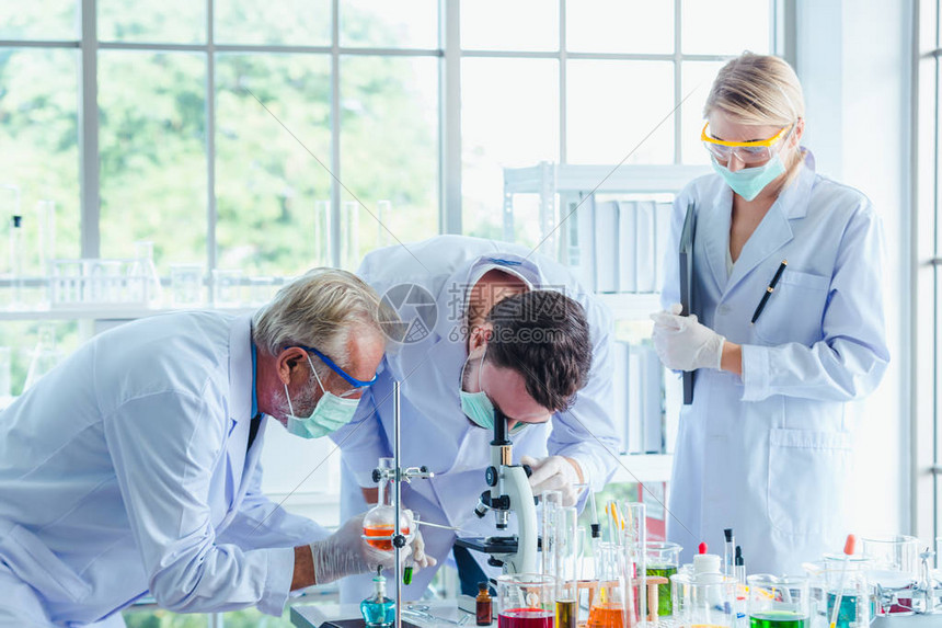 科学教师和学生团队在实验室中与化高清图片下载-正版图片504433710-摄图网