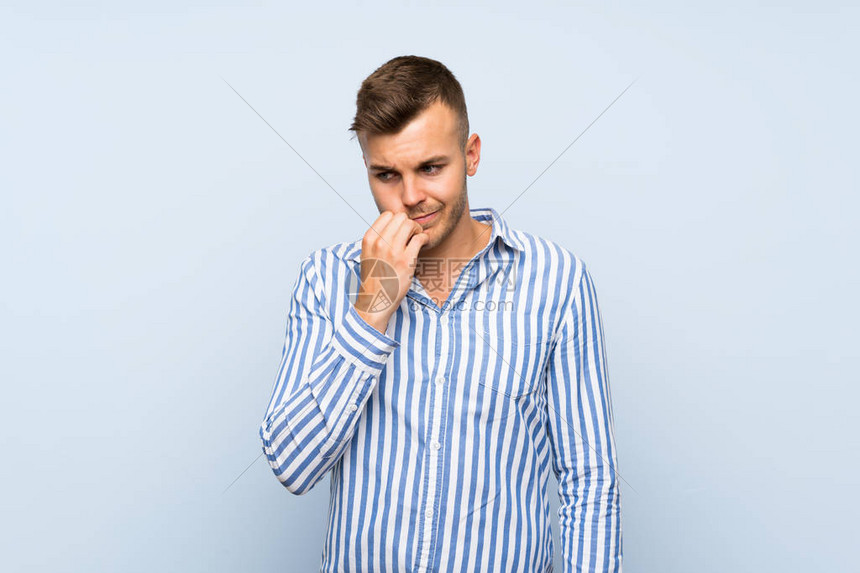 年轻英俊的金发男在孤立高清图片下载 正版图片504433877 摄图网