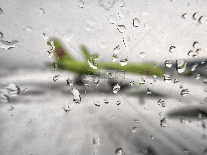 机场跑道的雨天侧玻璃窗落下的雨滴世界各地情绪旅行的概念高清图片下载-正版图片504438966-摄图网
