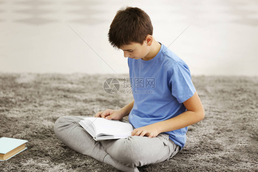 男孩在家地板上看书高清图片下载-正版图片504440633-摄图网