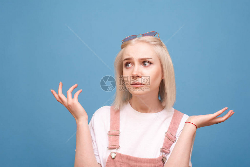 一个困惑的金发女孩的肖像高清图片下载-正版图片504442354-摄图网
