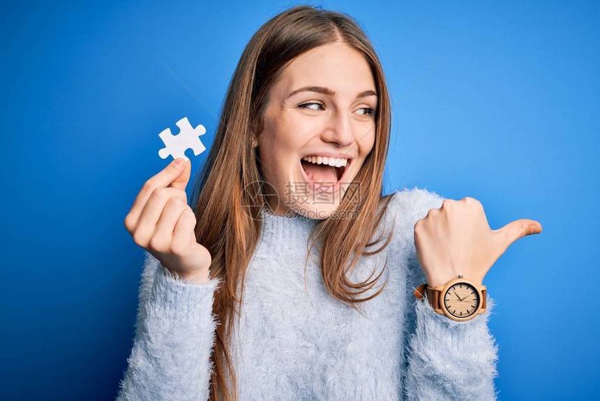 年轻漂亮的红发女人拿着一块拼图高清图片下载 正版图片504442615 摄图网