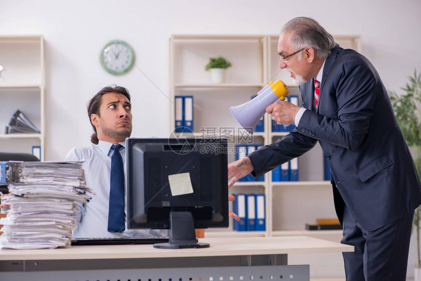 办公室里的老板和年轻员工高清图片下载-正版图片504469299-摄图网