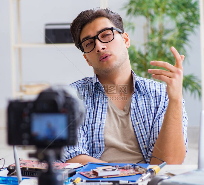 Vlog博客摄像头上的vlogger高清图片下载-正版图片504480213-摄图网