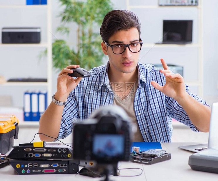 Vlog博客摄像头上的vlogger高清图片下载-正版图片504480215-摄图网