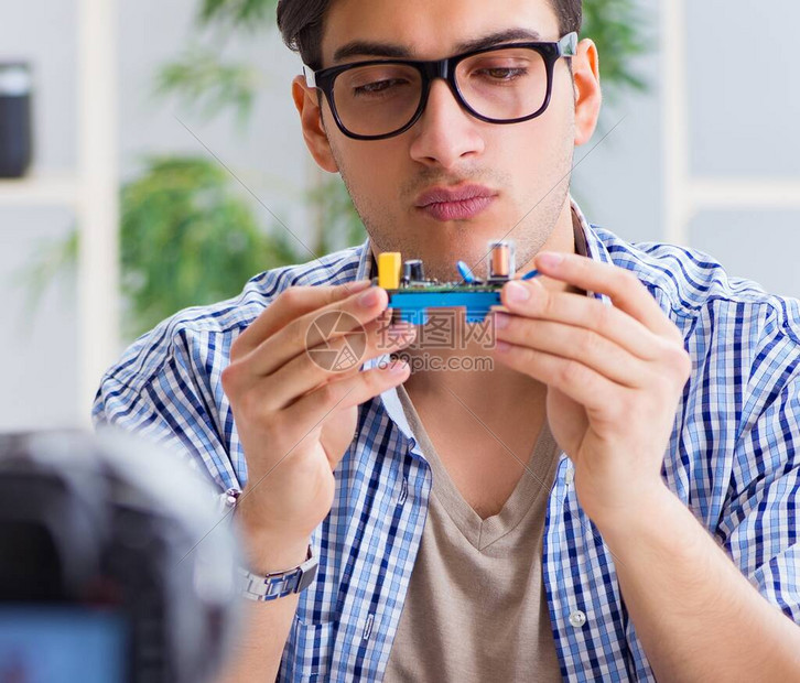 Vlog博客摄像头上的vlogger高清图片下载-正版图片504480286-摄图网