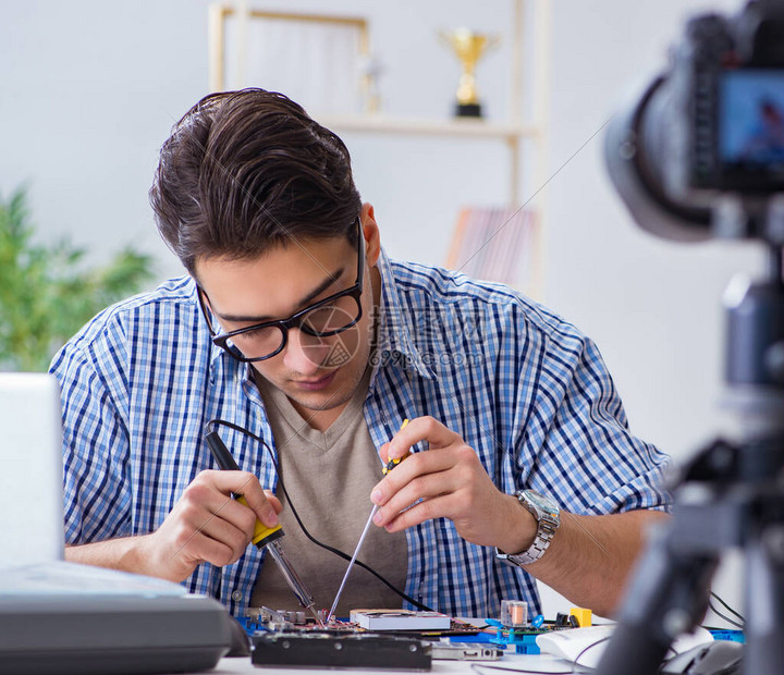 Vlog博客摄像头上的vlogger高清图片下载-正版图片504480390-摄图网